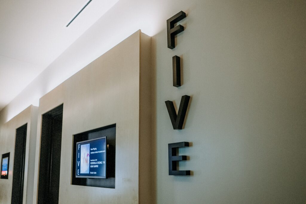 Screen 23' x 12' (one screen)